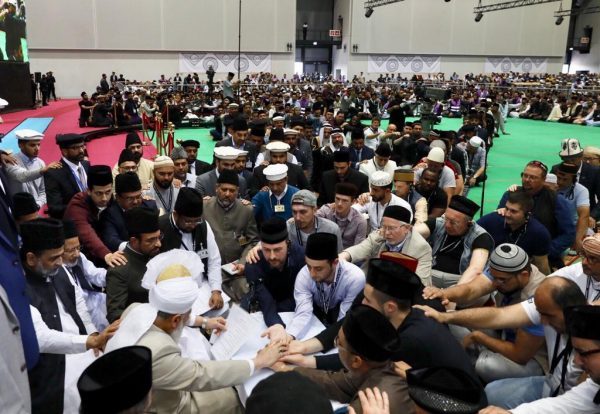 The Bai’at - A Human Chain Like No Other | The Review of Religions