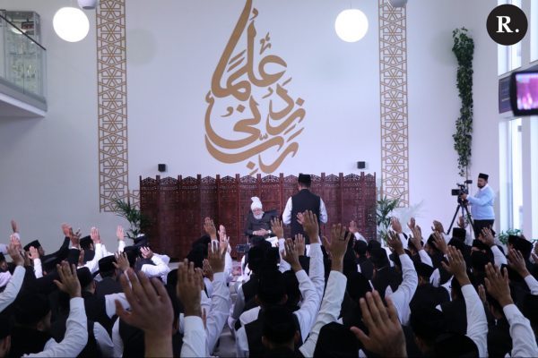 The Caliph and 116 Trainee German Imams | The Review of Religions