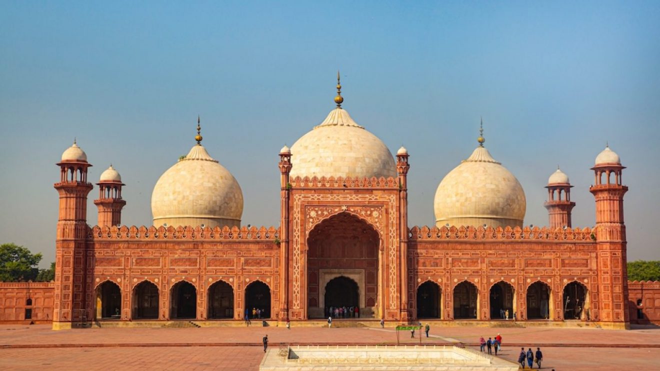 Places of Worship: Badshahi Mosque | The Review of Religions
